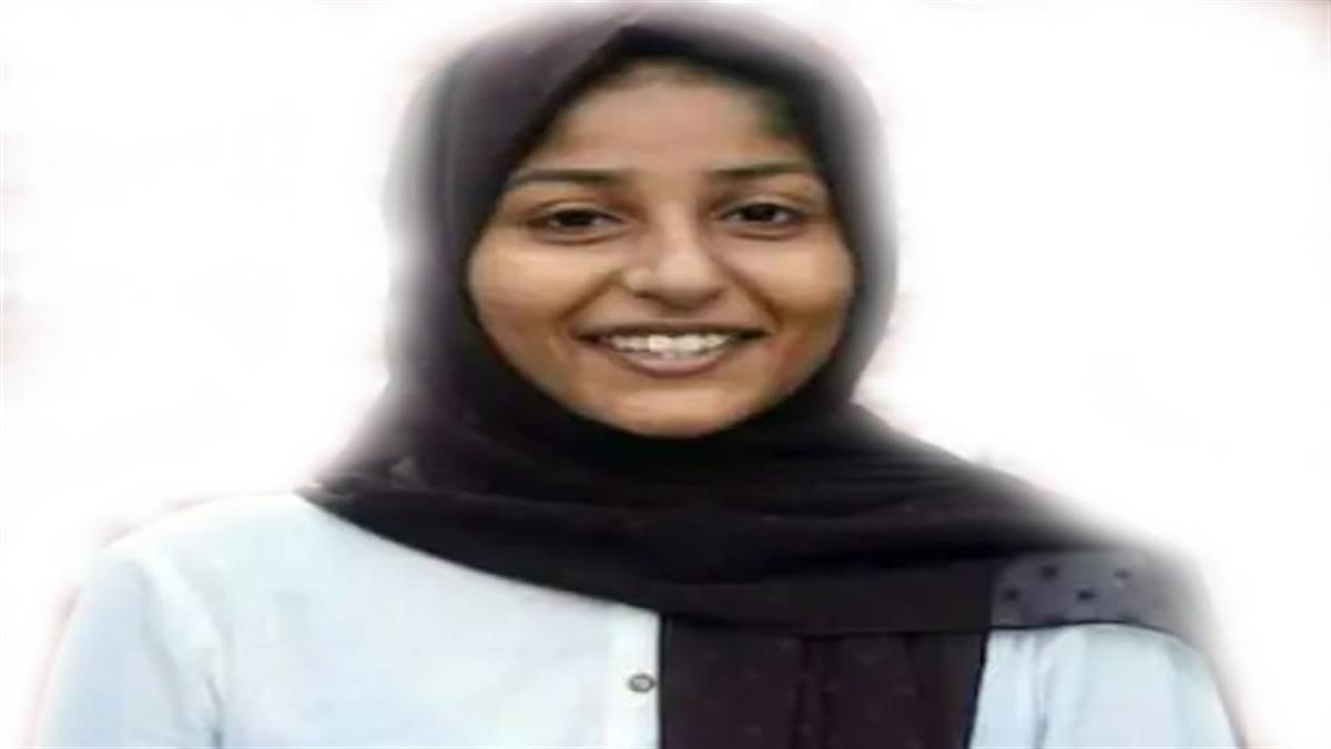 Afreen Fatima: जानिए कौन हैं आफरीन, प्रयागराज बवाल के बाद घर पर चला ...