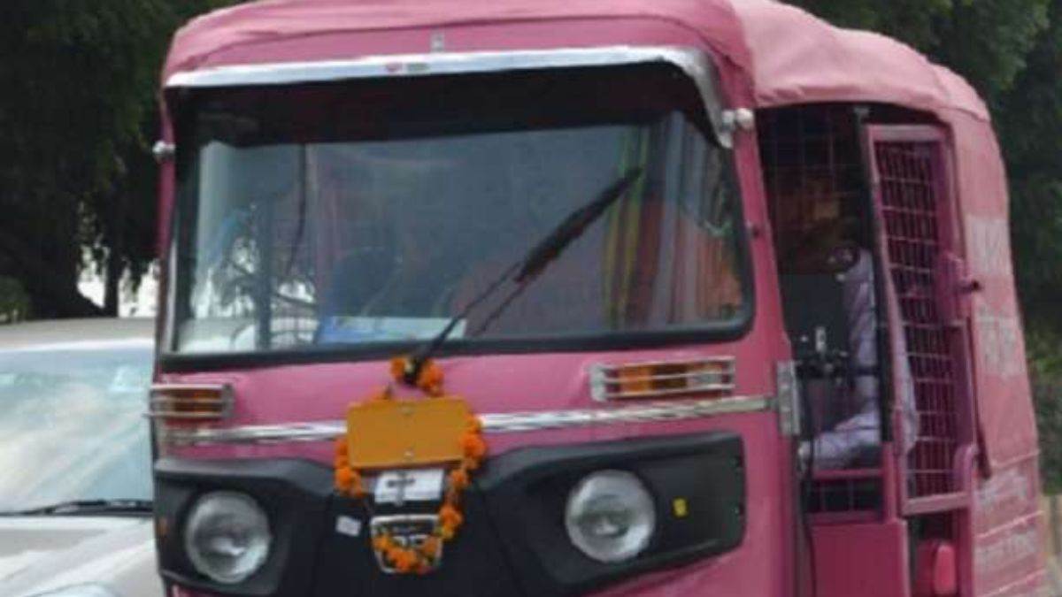 नोएडा में पात्र खाली हाथ, डीलर 4.50 लाख रुपये में बेच रहा पिंक ऑटो ...