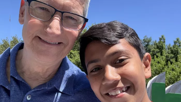 WWDC 2024: चेहरे पर मुस्कान लिए 13 साल के इस भारतीय बच्चे ने खिंचवाई ...