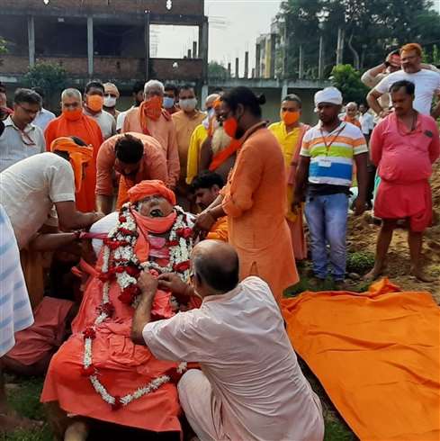 वाराणसी के शिवपुर में जिस संस्कृत विद्यालय को सजाया उसमें ही अन्नपूर्णा मंदिर के महंत रामेश्वर ...