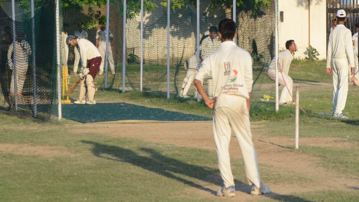 लखनऊ के चौक स्टेडियम में पूर्व मंत्री मोहसिन रजा के भाई का कब्जा, खेल ...