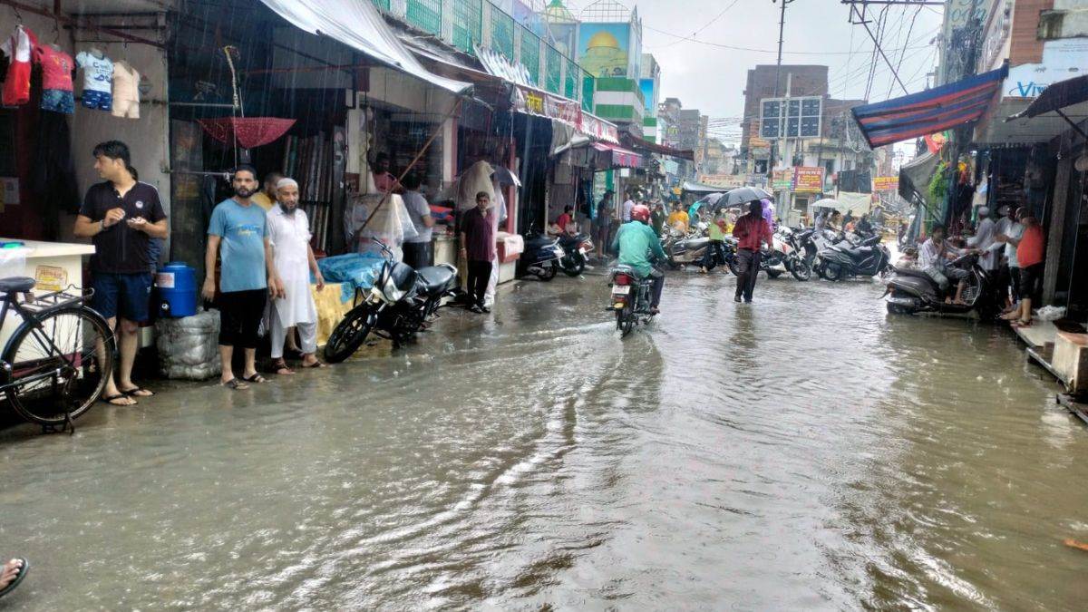 Saharanpur: भारी बारिश से बाढ़ के भयावह हालात, मकान गिरने से महिला की ...
