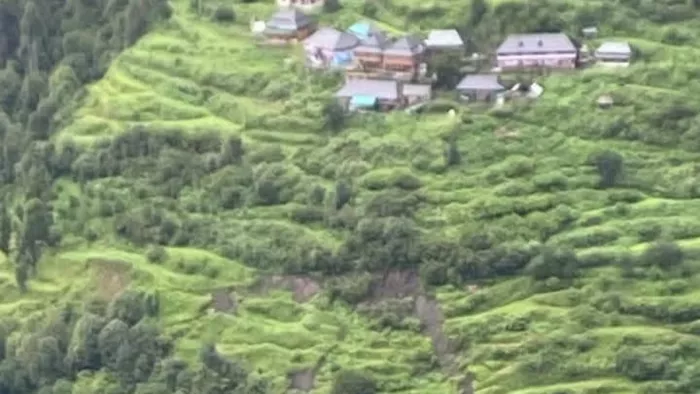 Mandi Landslide: मंडी के कालंग गांव पर मंडराया खतरा, धंसने लगा पूरा ...