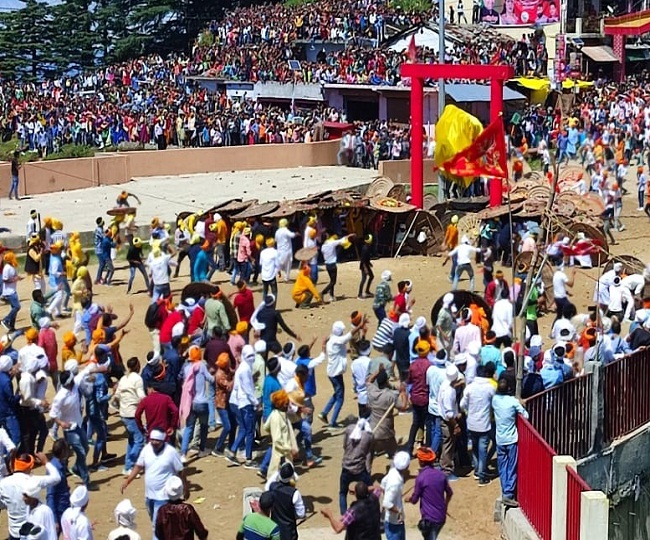 Bagwal Mela 2022 : बग्वाल युद्ध में फल और डंडों से एक दूसरे पर हमला, कई ...