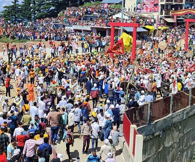 Bagwal Mela 2022 : बग्वाल युद्ध में फल और डंडों से एक दूसरे पर हमला, कई ...