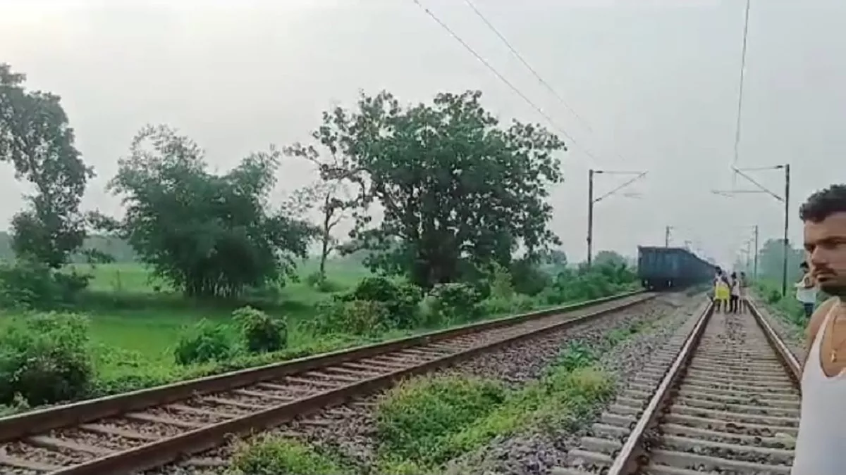 Pratapgarh News: प्रतापगढ़ में खाली मालगाड़ी के आधे रैक को पीछे छोड़ 10 किलोमीटर आगे निकल गया ...