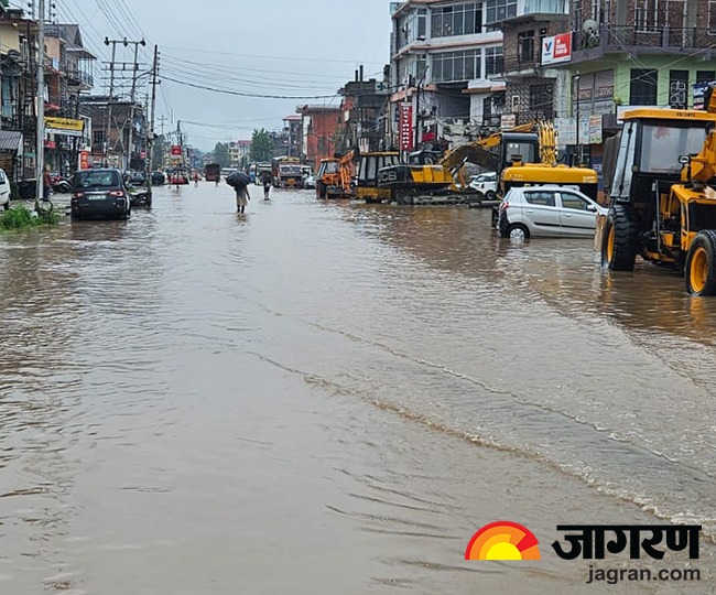 मंडी में फिर बारिश का कहर, NH समेत 303 सड़कें बंद; घरों और खेतों में ...