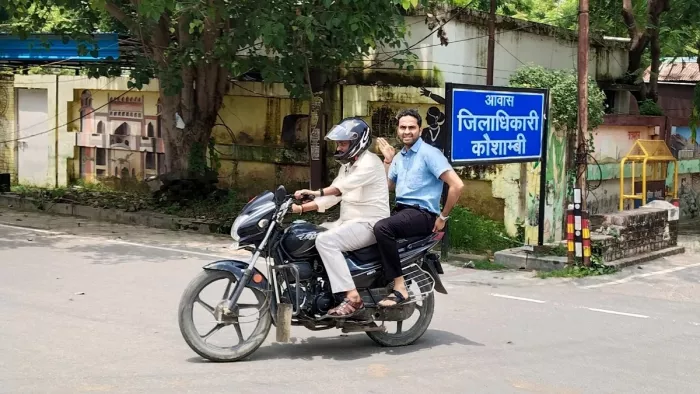 कौशांबी डीएम बाइक से पहुंचे मेडिकल कालेज, ओपीडी में ज्यादातर चिकित्सक ...