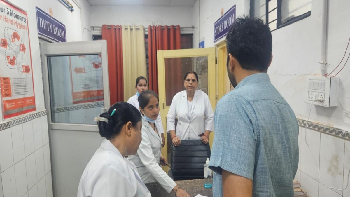 कौशांबी डीएम बाइक से पहुंचे मेडिकल कालेज, ओपीडी में ज्यादातर चिकित्सक ...
