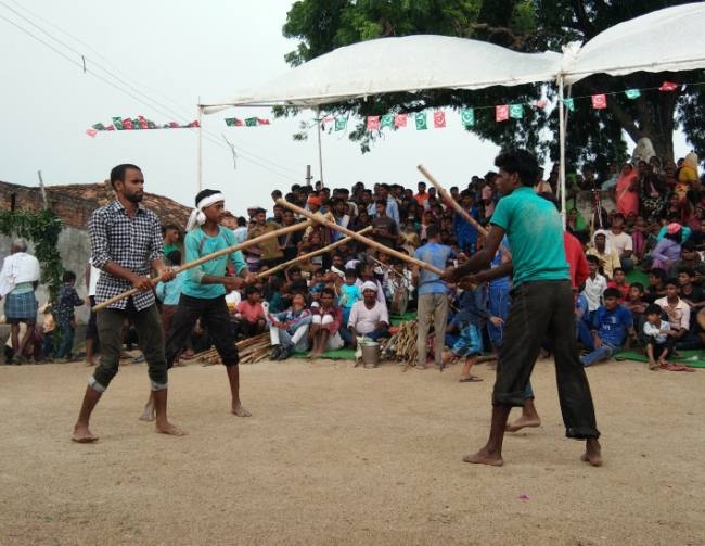 तीजा के जुलूस में युवाओं ने दिखाया हैरतअंगेज करतब - Youngsters showed ...