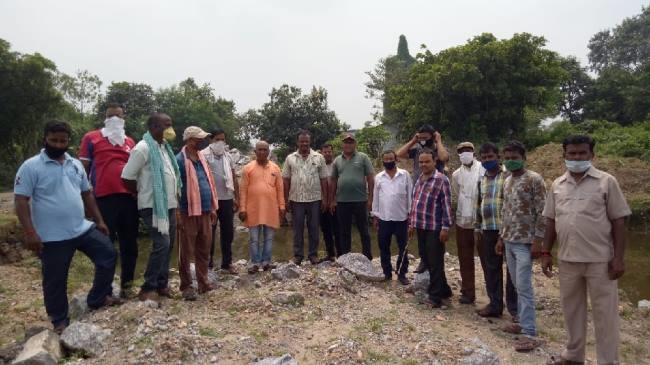 सड़क निर्माण की मांग को लेकर किया प्रदर्शन - Villagers demand road ...