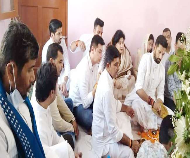 रामविलास की बरसी पर पासवान परिवार हुआ एक, पारस हुए इमोशनल; चिराग ने पैर ...