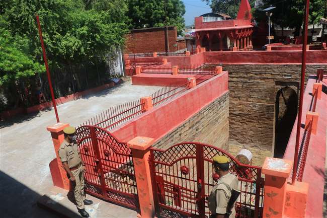 वाराणसी में बड़े मायूस होकर भदैनी स्थित लोलार्क कुंड से लौटे पुत्रार्थी ...