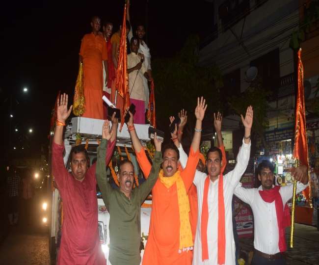 वसुधैव कुटुंबकम् का संदेश लेकर प्रयागराज पहुंची सनातन धर्म यात्रा स् ...