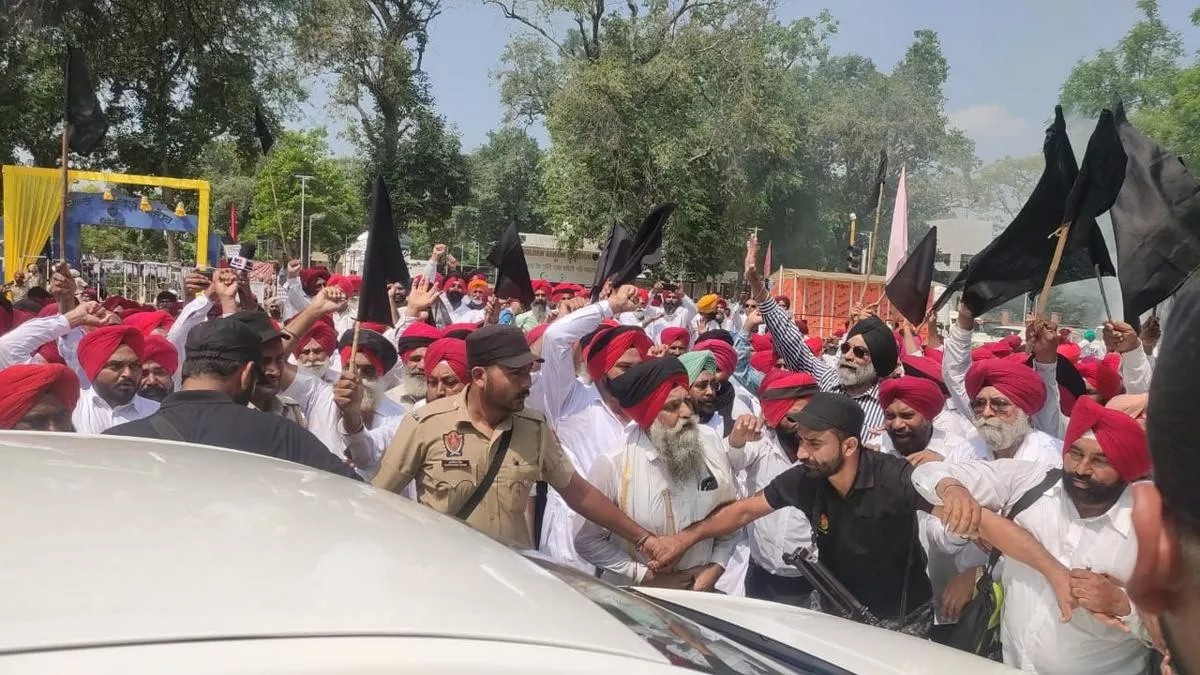 Farmers Protest: फिराेजपुर में पूर्व सैनिकाें व किसानों ने मंत्री फाैजा ...