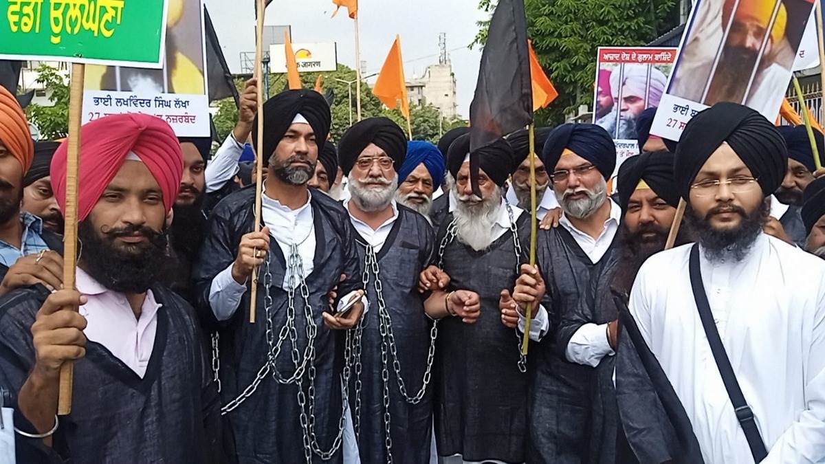 Punjab Politics: बंदी सिखों की रिहाई पर फिर उबाल, काले कपड़े और जंजीरें ...