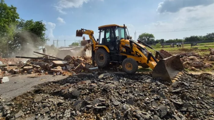 Bulldozer Action: जेवर एयरपोर्ट के पास जमकर गरजा बुलडोजर, मिट्टी में ...