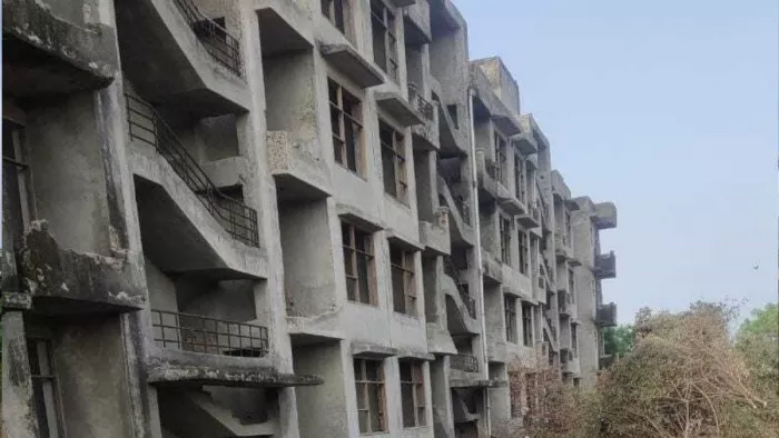 फरीदाबाद में आशियाने पाने को तरस रहे 800 परिवार, लाखों खर्च करके भी ...