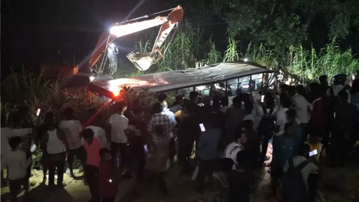 Lucknow Bus Accident: सड़क पर क्यों खड़ा था टैंकर, पता चल गई वजह; खाई ...