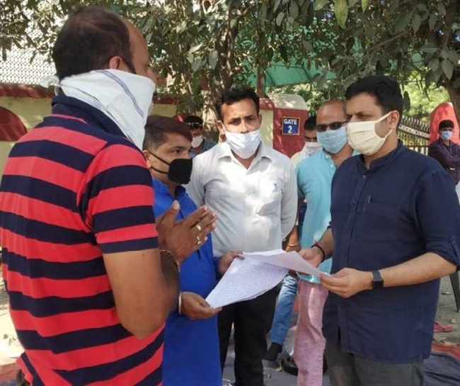 फीस को लेकर सैंटमेरी पर धरना जारी