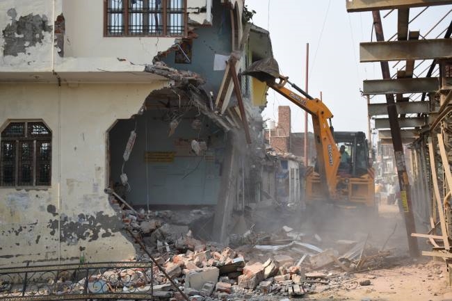 गरीबों के 'आशियानों' पर गरजी जेसीबी, बच गए 'रसूखदार' - JCB thunders on ...