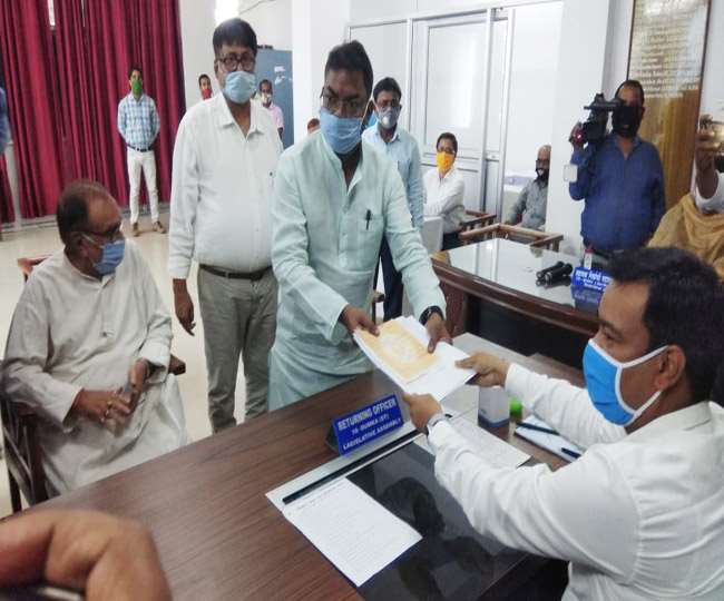 Dumka by-election: झामुमो प्रत्याशी बसंत सोरेन ने दुमका से भरा नामांकन ...