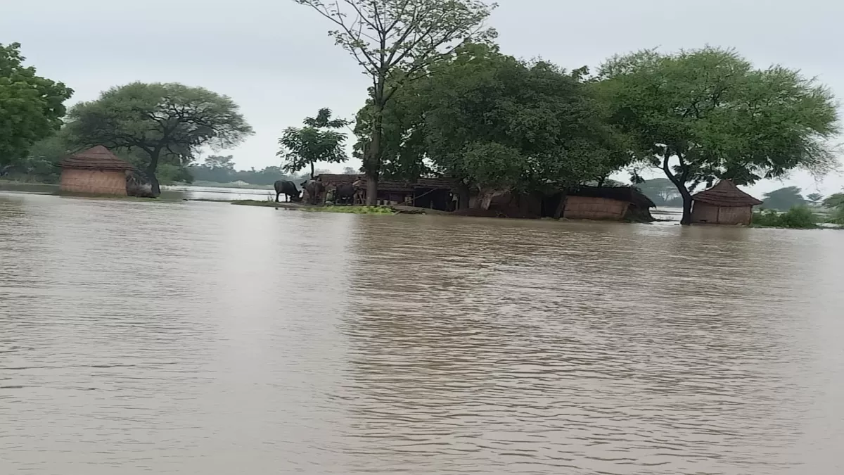 Deoria News: खतरे के निशान से ऊपर बह रही सरयू व गोर्रा नदी, देवरहा बाबा ...