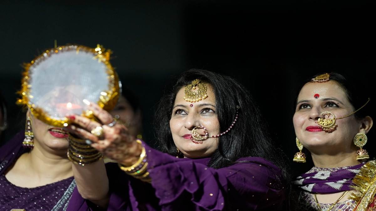 Karwa Chauth Moon Rise Time Today Delhi Agra Mumbai Pune Lucknow Jaipur ...