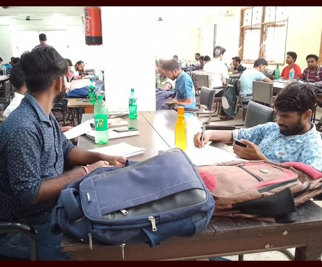 GROUND REPORT: रांची स्टेट लाइब्रेरी में दूषित पेयजल के कारण छात्र हो ...