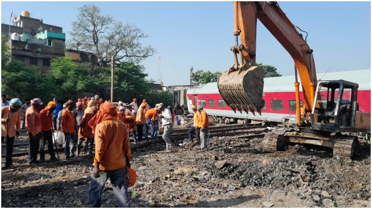 Bihar Train Accident: 24 घंटे बाद भी परिचालन शुरू नहीं, 53 करोड़ से ...