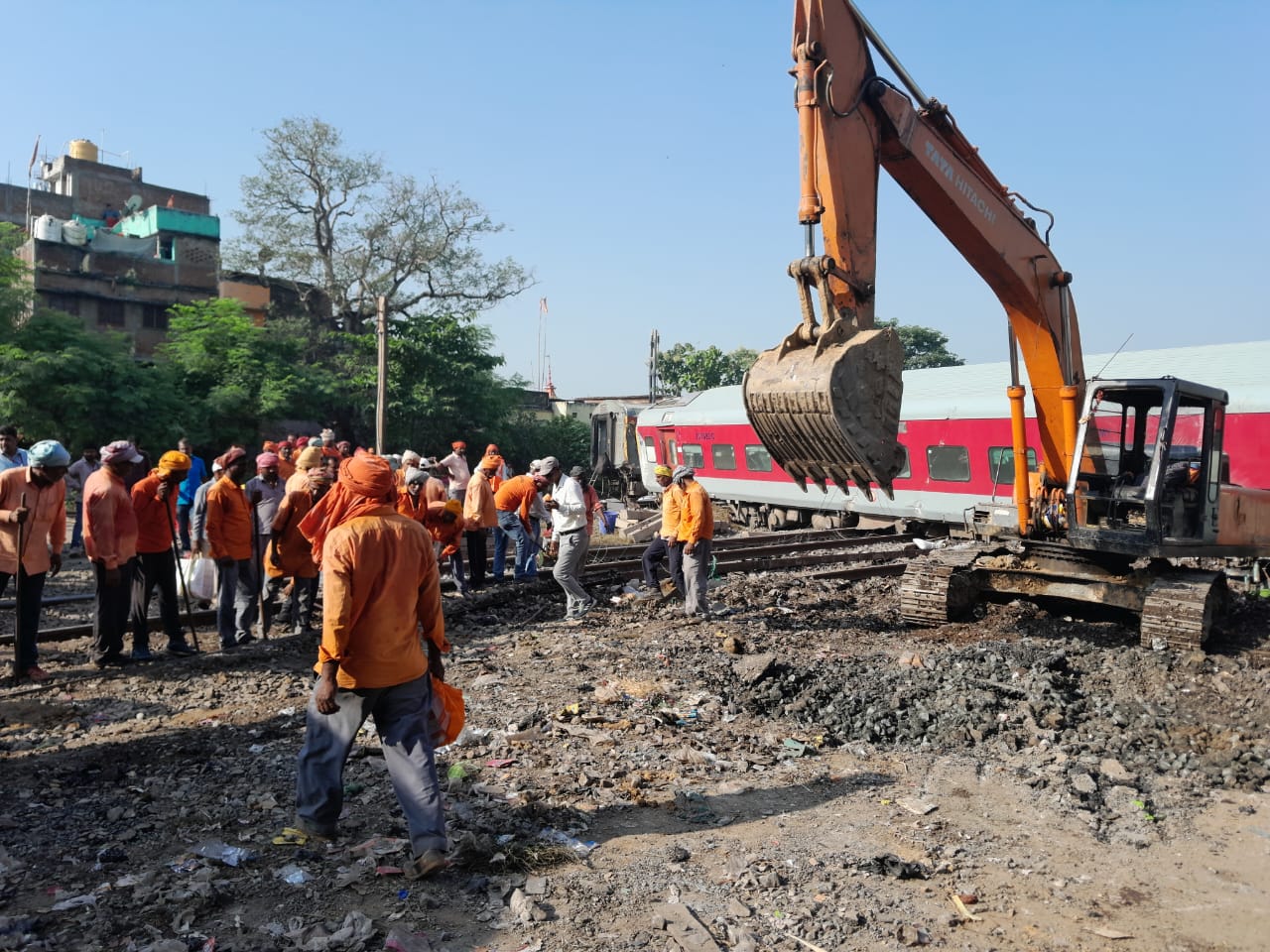 Bihar Train Accident: हादसे के बाद चारों तरफ चीख-पुकार, जान बचाने के ...