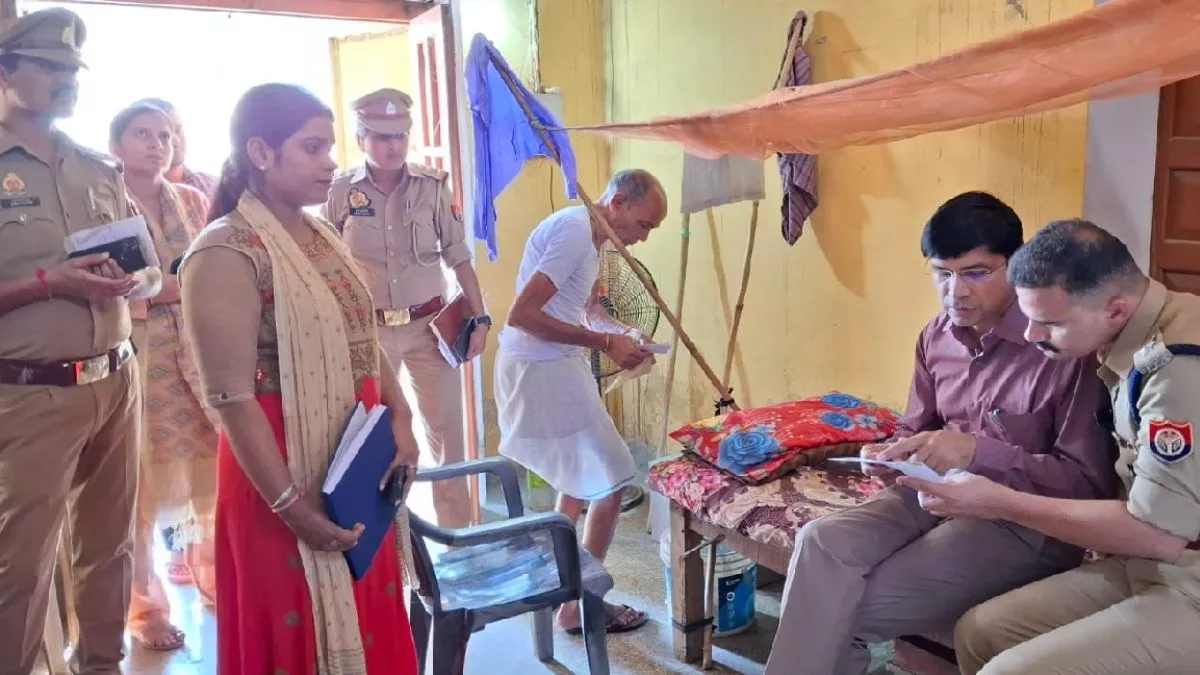 'संपत्ति हड़पने के बाद घर…' सताए बुजुर्गों की आपबीती सुन DM-SP भी हो गए ...