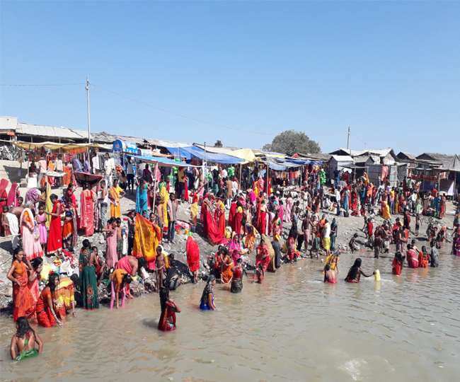 Katihar News: मनिहारी गंगा घाट पर अव्यवस्था के बीच आस्था की डूबकी ...