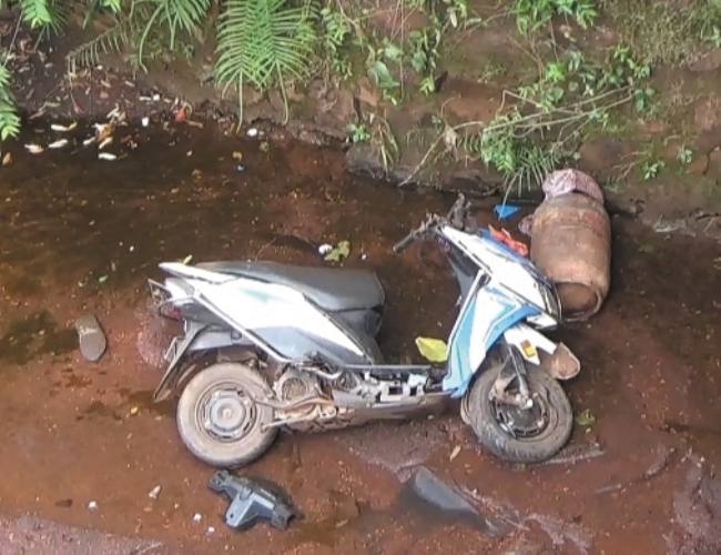 कांडेनाला पुलिया से नीचे गिरे स्कूटी सवार - The condition of both the ...