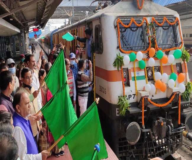 Ranchi Chopan Train: रांची-चौपन स्‍पेशल ट्रेन को रांची स्टेशन से किया ...