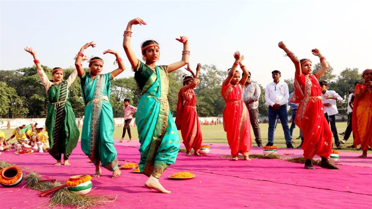 Deoria News: जनपद स्तरीय बेसिक बाल क्रीड़ा प्रतियोगिता का समापन, भलुअनी ...