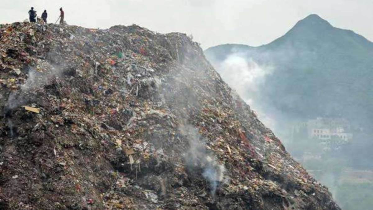 दिल्ली के गाजीपुर में कूड़े का पहाड़ बना भाजपा और आप के बीच राजनीति का ...