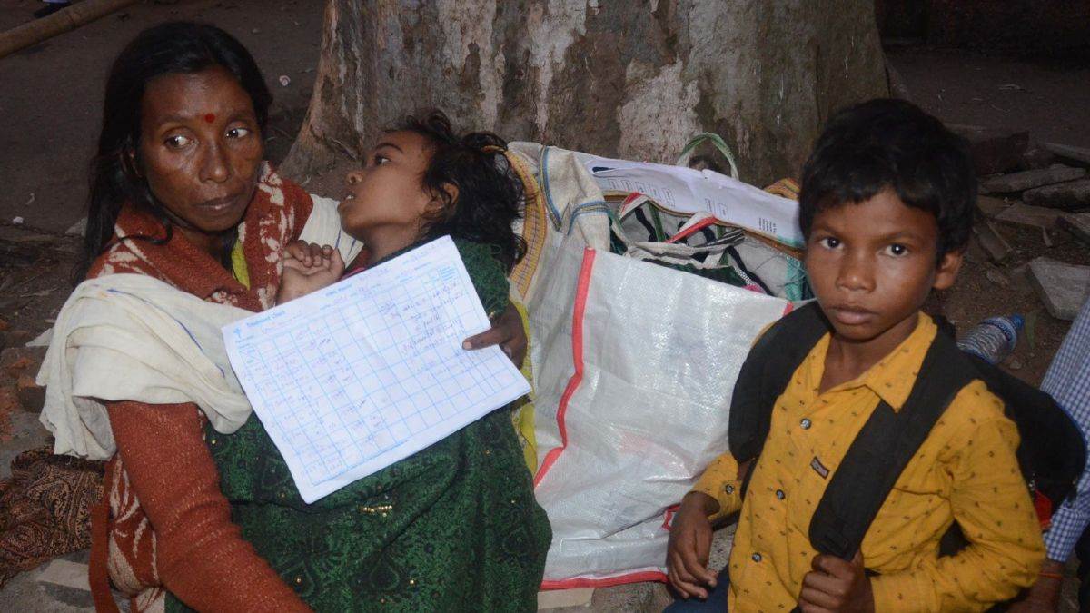 RIMS: जब तक थे पैसे किया इलाज, खत्म होते ही डाक्टरों ने मूक-बधिर बच्ची ...