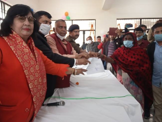 मैथा तहसील में किसानों को वितरित की गई खतौनी - Khatauni distributed to ...