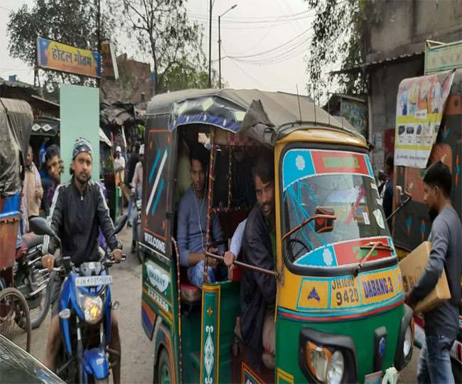 नियमों की अनदेखी कर ऑटो चालक वसूल रहे यात्रियों से मनमाना किराया - auto ...