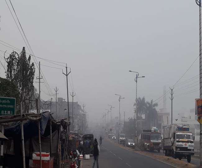 Dhanbad Weather Forecast: सुबह-सुबह शहर ने ओढ़ी कोहरे की चादर, माैसम ...