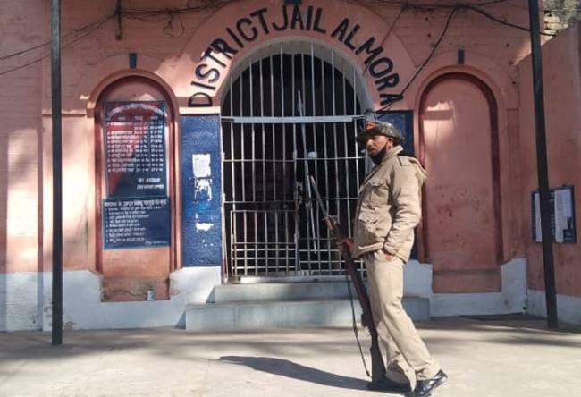 अल्मोड़ा जेल में सील बंद अचार के डिब्बे, पेस्ट और झंडू बाम की तली में ...