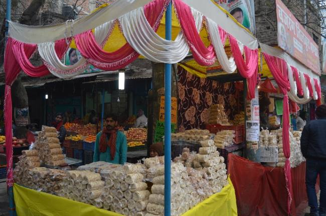 बाजारों में अपनी मिठास घोल रही तिलकुट व लाई - Tilkut and brought its ...