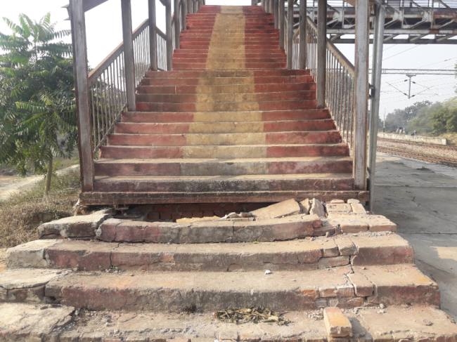 बनते ही टूटने लगा प्लेटफार्म, दूसरा दो साल से है अधूरा