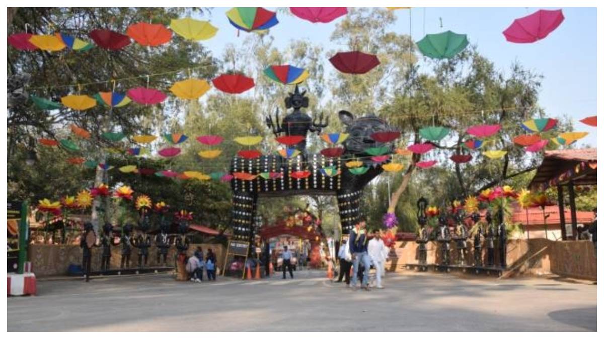 Haryana News: सूरजकुंड मेले में अर्जुन के पेड़ के नीचे आएं, चौपाल पर ...