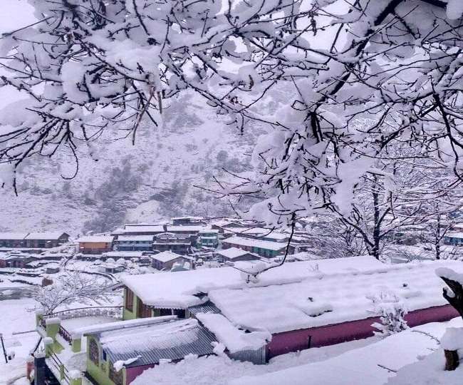 बर्फ से पटा है उत्‍तराखंड का अंतिम गांव, रोजमर्रा की जरूरतों के लिए ...