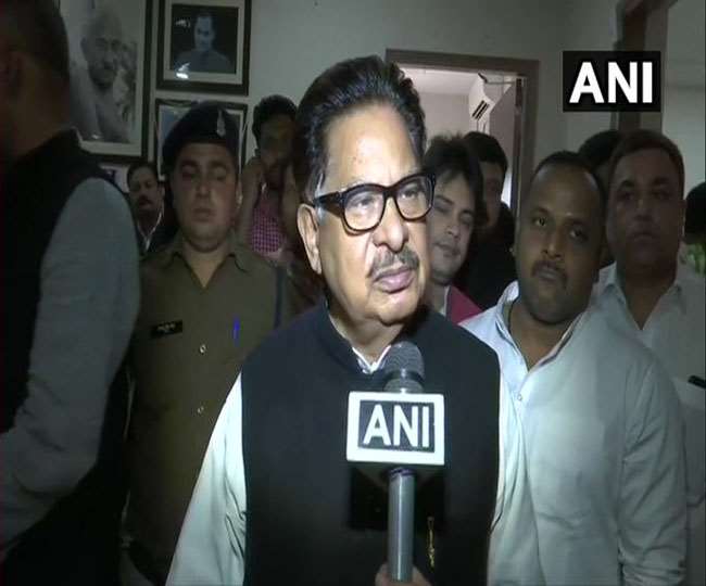 कांग्रेस का PM पर हमला, कहा- संविधान पर शीश झुकाना, गांधी की हत्या से ...