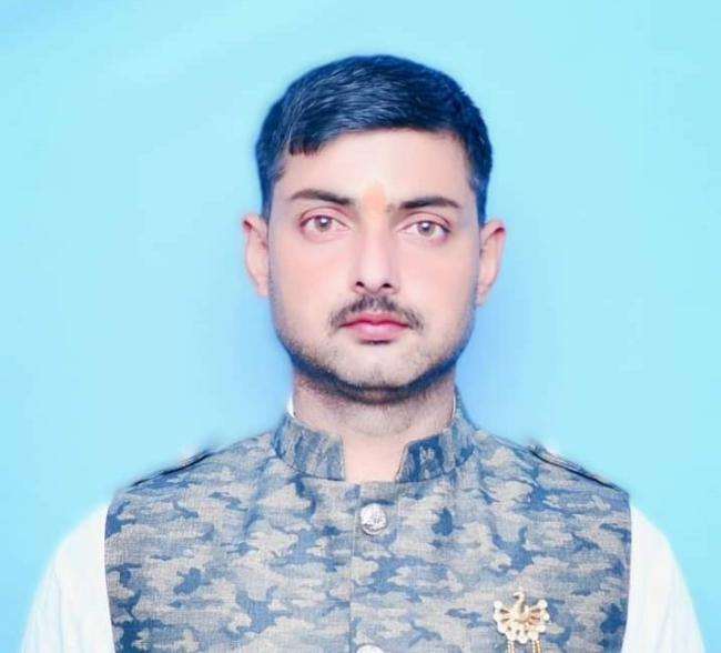 एक हाथ में बंदूक दूसरे में कलम... ऐसे हैं डोगरा कवि अरुण अक्श देव ...