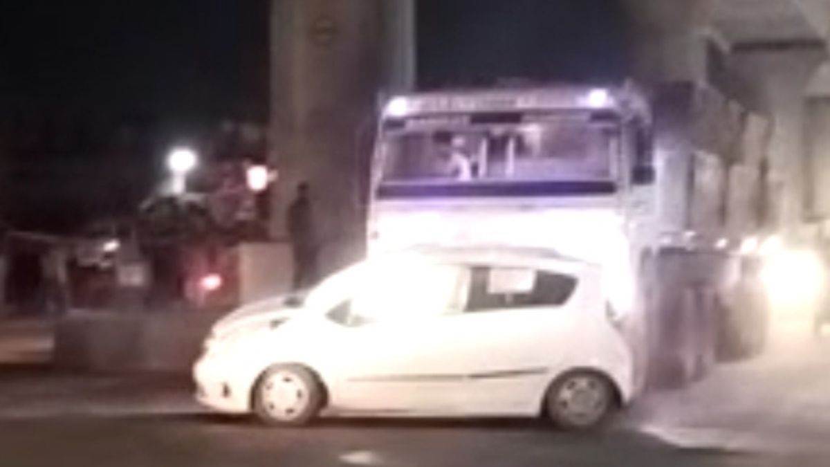 मेरठ में दिल दहला देने वाली घटना मामूली विवाद के बाद कंटेनर ने कार को 500 मीटर घसीटा लोगों ने