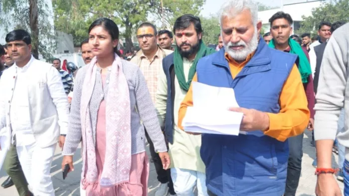 Agra DM और BDO विवाद; साहब! 'अब हत्या न करा दी जाए, डीएम ने पद का ...